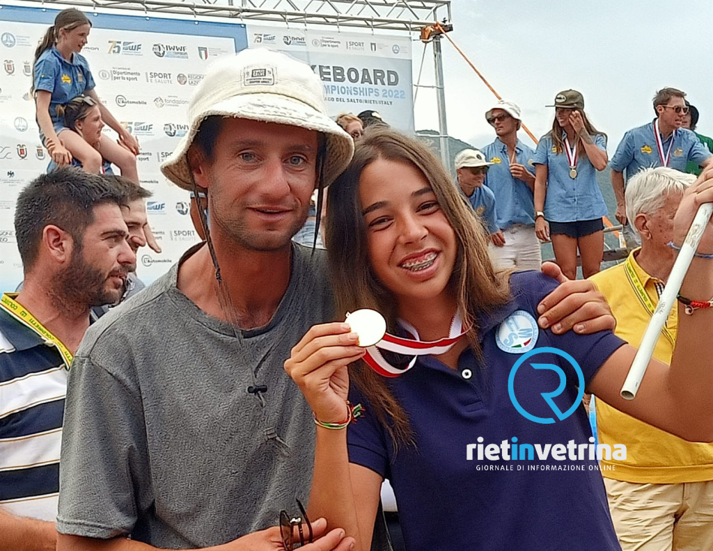Giulia Castelli festeggia la medaglia d'oro conquistata ai Mondiali di ...