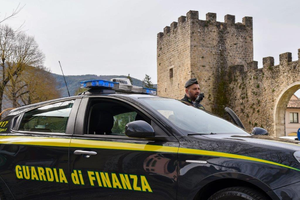 Lotta Alla Contraffazione Sequestrati Dalla Guardia Di Finanza Cento