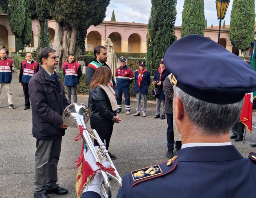 La Polizia di Stato nella ricorrenza della commemorazione dei defunti rende gli onori ai suoi ...